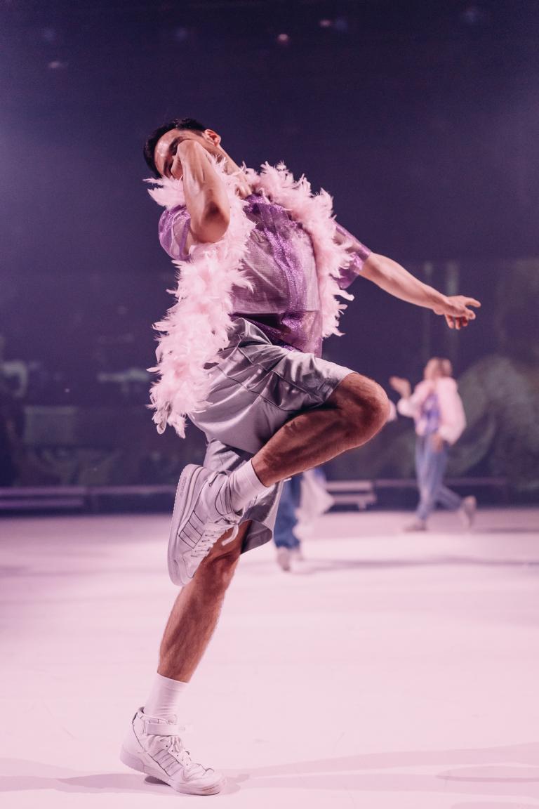 Indigo Flamingo med teckenspråkstolkning | Skånes Dansteater